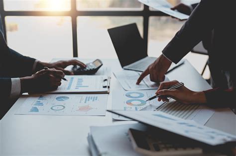 비즈니스 사람들과 비즈니스 팀 프레젠테이션 Dusiness 토론 및 분석 데이터 차트 및 그래프 비즈니스 재무 및 회계 개념의 회의 가리키기에 대한 스톡 사진 및 기타