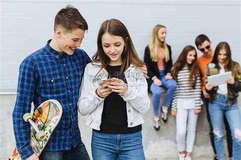 暑假和青少年概念一群青少年坐在高清图片下载 正版图片 摄图网
