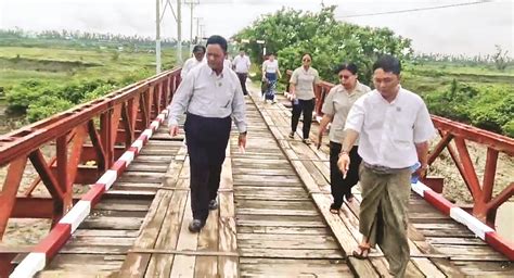 ပြည်ထောင်စု၀န်ကြီး ဦးလှမိုး မုန်တိုင်းဒဏ်ကြောင့်ပျက်စီးခဲ့သည့် စစ်တွေမြို့နယ် အောင်မင်္ဂလာရပ်ကွက