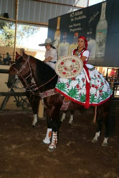 Hermosa Son Nuestras Tradiciones Bailando El Jar Tumbex