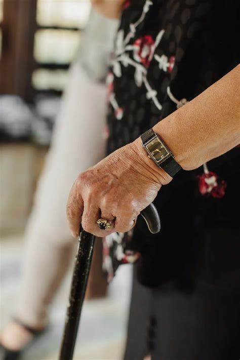 무료 사진 손목 시계 아날로그 시계 구식 손 노인 늙은 여자 산책 스틱 여자 사람들