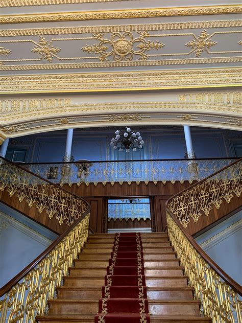 19 세기 거대한 계단 건물 건축 건축 사진 건축 세부 사항 계단 고전적인 디자인 관광 관광 명소 궁전 귀족의 금박 난간 나무 계단 랜드마크