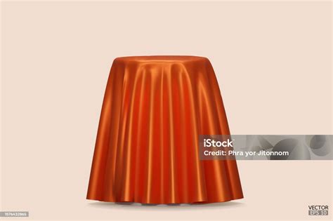 연단은 베이지색 배경에 격리된 주황색 실크 조각으로 덮여 있습니다 주황색 천으로 덮인 현실적인 상자 제품 화장품 프리젠테이션을 위한 연단 창조적 인 모형 3d 벡터