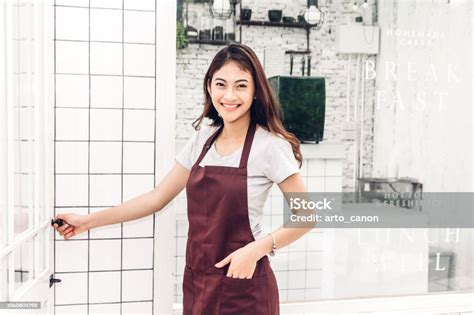 웃 고 교차 팔 카페 또는 커피 Shopwoman 바리 스타 서 카페에서 밖에 서 여자 중소 기업 소유자의 초상화 개념에 대한