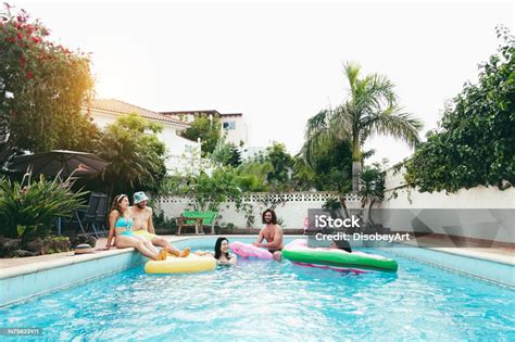 수영장 안에서 즐거운 시간을 보내는 행복한 사람들 왼쪽 소녀 얼굴에 주요 초점 고급 호텔에 대한 스톡 사진 및 기타 이미지 고급 호텔 공기 주입 과일 Istock