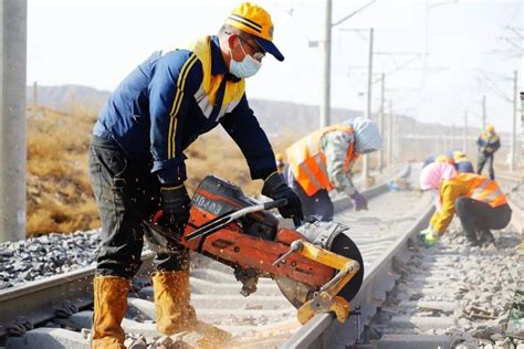 包兰铁路中卫段集中修换轨施工忙 钢轨 作业 进行