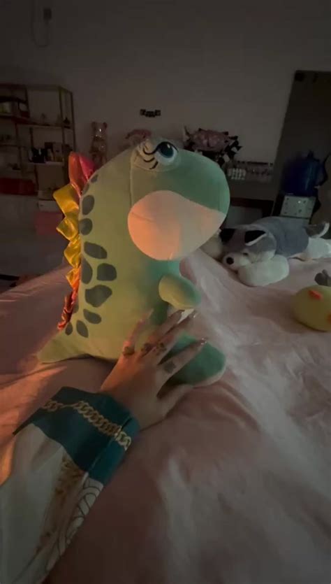 潮jellycat 的小秘密，玩偶吊牌上有一句 话please Look After Me它不只是我的玩偶，还是我的朋友，知己，是梦里为我抵挡恶 龙的骑士，是我的忠诚诗人，是心之所向呀