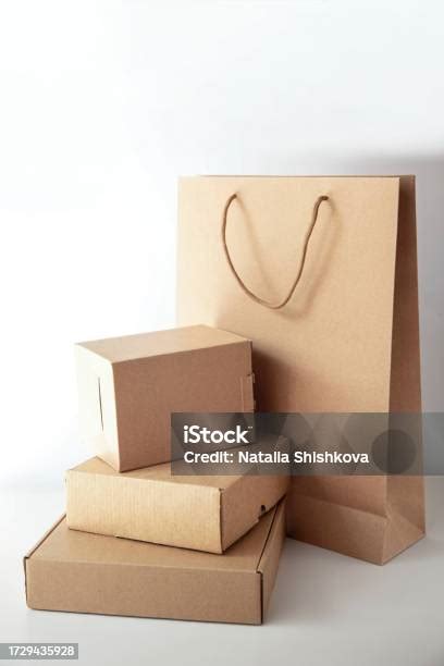 다양한 모양의 골판지 상자와 종이 봉지가 밝은 배경에 놓여 있습니다 테마는 재활용 제품입니다 0명에 대한 스톡 사진 및 기타 이미지 Istock