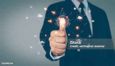 가상 화면을 터치하여 지문을 스캔하는 사업가 사물 인터넷 빅 데이터 및 비즈니스 프로세스 클라우드 컴퓨팅 자동화 스토리지 시스템 디지털 변환 관리 개념 가상현실에 대한 스톡