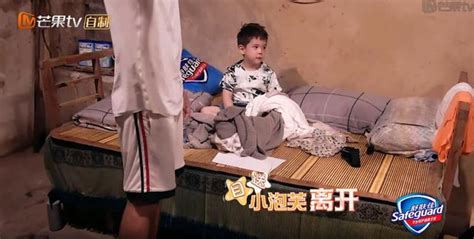 爸爸5：偷亲小泡芙被刘畊宏知道了，嗯哼害羞的躲进被子里（2）综艺节目海峡网