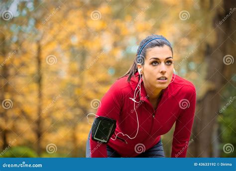 Den Kvinnliga Idrottsman Nen Som Tar En Spring Utarbetar Vilar Arkivfoto Bild Av R Tt