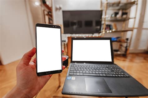 흰색 빈 화면이있는 집에서 휴대 전화와 노트북의 여러 화면에 대한 개인적인 관점 Pov 휴대전화에 대한 스톡 사진 및 기타