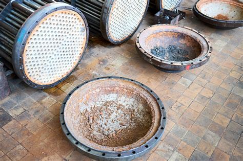 부식 플랜지 체계를 가진 정유 열교환기 냉각기 관 산업 열교환기 또는 보일러의 행은 녹슨 튜브 시트 또는 예금 및 부식이있는 튜브 보드를 덮습니다 열교환기에 대한 스톡 사진