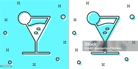 녹색과 흰색 배경에 격리 된 검은 선 마티니 유리 아이콘입니다 칵테일 아이콘입니다 와인 유리 아이콘입니다 임의 동적 셰이프 벡터 일러스트레이션 가능성에 대한 스톡 벡터 아트