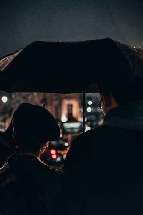 Download Rain Couple Share An Umbrella Wallpaper