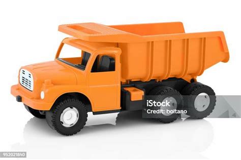 빈티지 덤프 트럭 그림자 반사와 흰색 배경에 고립 흰색 배경에서 플라스틱 어린이 장난감 팁 주는 사람 트럭 트럭 건설 차량 덤프 완구류에 대한 스톡 사진 및 기타 이미지