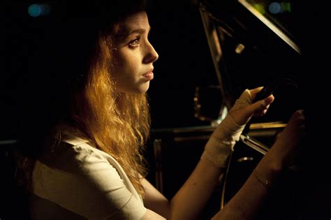 Фото Дама в очках и с ружьем в автомобиле Кадр из фильма «Дама в очках и с ружьем в