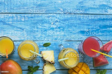 푸른 나무 소박한 배경 복사 공간에 과일와 안경에 신선한 파인애플과 망고과 수 박 스무디 0명에 대한 스톡 사진 및 기타 이미지 0명 개체 그룹 건강한 생활방식