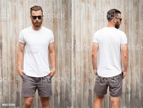 캐주얼 도시 스타일에 귀하의 로고 또는 디자인에 대 한 공간을 가진 빈 티셔츠를 입고 수염과 Hipster 잘생긴 남성 모델 T 셔츠에 대한 스톡 사진 및 기타 이미지