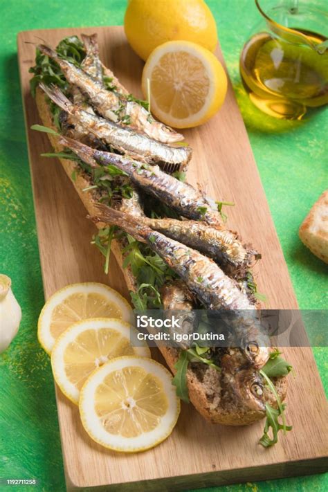 마늘과 올리브 오일을 곁들인 정어리 생선 샌드위치 0명에 대한 스톡 사진 및 기타 이미지 0명 건강한 식생활 굽기 Istock