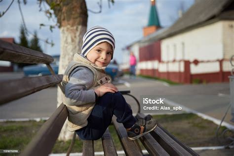 벤치에 앉아있는 어린 소년 도시에 있는 줄무늬 모자를 쓰고 있는 아기 가을에 대한 스톡 사진 및 기타 이미지 가을 건강한 생활방식 계절 Istock