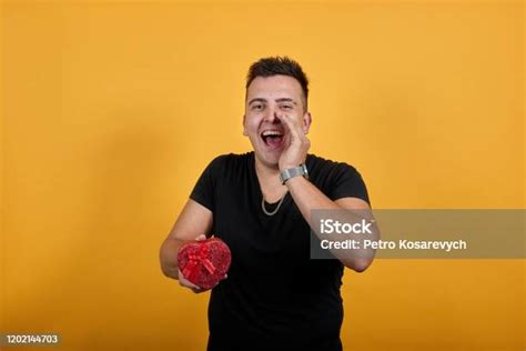 잘 생긴 젊은 남자 미소 손바닥으로 얼굴을 덮고 빨간 상자를 유지 갈색 머리에 대한 스톡 사진 및 기타 이미지 갈색 머리 개념 검은색 Istock