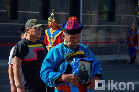 ФОТО Хэлмэгдэгсдийн хөшөөнд цэцэг өргөж хүндэтгэл үзүүллээ