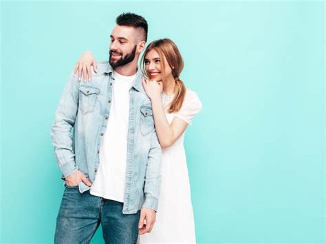 Сексуально улыбающаяся красивая женщина и ее красивый парень Бесплатно Фото