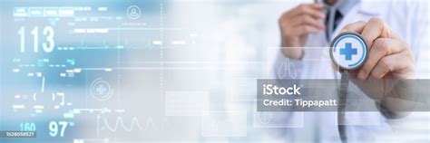 청진기를 만지는 의학 의사의 손 의료 네트워크 연결 전자 건강 기록 시스템 활력 징후 Ekg 모니터 의료 기술 네트워크 원격 의료 개념 Electronic Medical