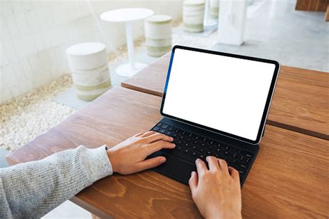 테이블에 컴퓨터 Pc로 빈 흰색 데스크톱 화면태블릿 키보드를 사용하고 입력하는 여성 개념에 대한 스톡 사진 및 기타 이미지 개념 공란 노트북 Istock