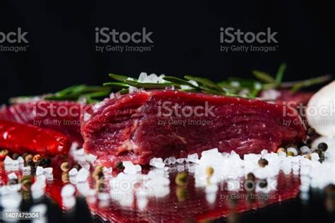 어두운 배경에 로즈마리 조미료 소금 및 고추를 곁들인 생 유기농 쇠고기 고기 0명에 대한 스톡 사진 및 기타 이미지 0명 검은색 고기 Istock