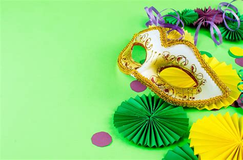 복사 공간 인사말 카드 및 카니발 또는 생일파티 초대 템플릿 디자인 마디 그라 녹색 배경에 다채로운 종이 색종이 카니발 마스크와 색깔의 뱀 0명에 대한 스톡 사진 및 기타