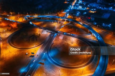 도시 교통 개념 자동차와 트럭 교통 무인 항공기에서 공중 보기와 밤에 도로 고속도로와 교차로 0명에 대한 스톡 사진 및 기타 이미지 Istock