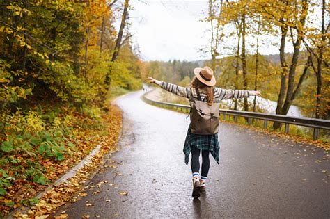배낭과 모자를 쓴 등산복을 입은 여성 여행자가 길가에 서 있다 20 24세에 대한 스톡 사진 및 기타 이미지 20 24세 거리 건강한 생활방식 Istock