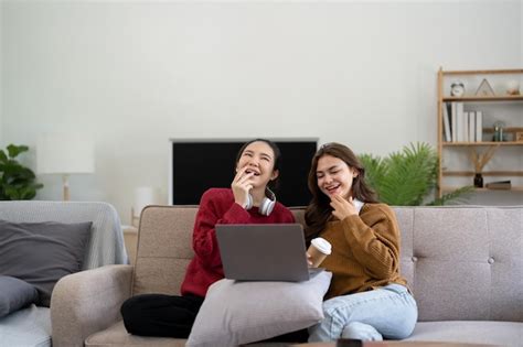 Amigas Asiáticas Sentadas Na Sala Assistindo Filme No Laptop Juntas