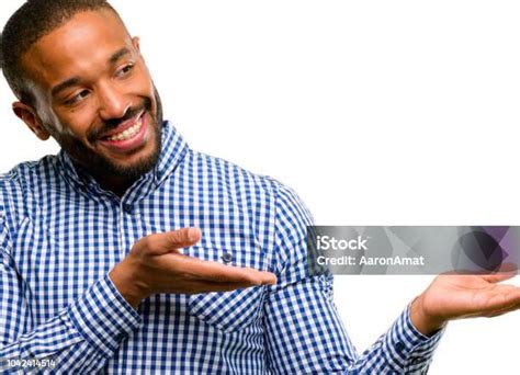 수염 자신감과 입력에 초대 하는 큰 자연 미소와 행복을 가진 아프리카계 미국인 남자 긍정적인 감정 표현에 대한 스톡 사진 및 기타 이미지 긍정적인 감정 표현 남성