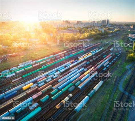 여러 가지 빛깔된의 화물 열차의 공중 전망입니다 화물 마차 철도 역에 마차 철도에 제품입니다 중 산업입니다 기차 철도 Platfform 석양 산업 풍경입니다 최고의 볼 수