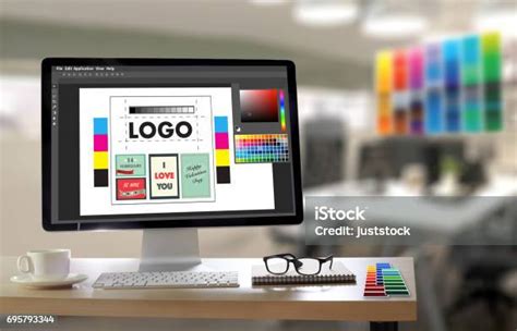 크리에이 티브 디자이너 그래픽 작업에서 색상 견본 샘플 일러스트 레이 터 그래픽 디자이너 작업 디지털 태블릿 및 컴퓨터 Draft Sports에 대한 스톡 사진 및 기타