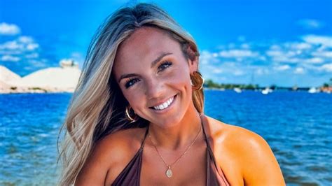 Nfl Host Annie Agar Stuns In Bikini While Taking Brutal Shot At The New