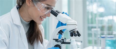 과학자는 첨단 과학 실험실에서 생화학 샘플을 분석합니다 의료 전문 사용 현미경은 바이러스의 미생물 학적 발달을 보입니다 과학 실험실에서의 생명 공학 연구 학생에 대한 스톡