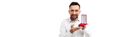 흰색 셔츠를 입은 남자가 빨간 선물 상자 부동산 자동차 부동산 서비스 구매 개념에 열쇠를 들고 있습니다 개념에 대한 스톡 사진 및 기타 이미지 Istock