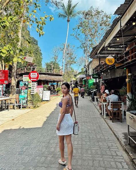 ‘원빈 조카 김희정 비키니 입고 태국 거리 활보…구릿빛 글래머 자태