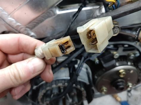 Zdj Cia Nadpalone Po Czenie Pomi Dzy Alternetorem A Regulatorem Napi Cia Serwis Motocykla We