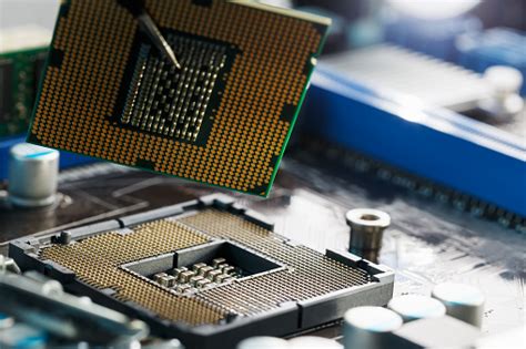 컴퓨터 기술의 전자 엔지니어 마더보드 구성 요소의 유지 관리 컴퓨터 Cpu 하드웨어 업그레이드 Pc 수리 기술자 및 산업 지원 Cpu에 대한 스톡 사진 및 기타 이미지