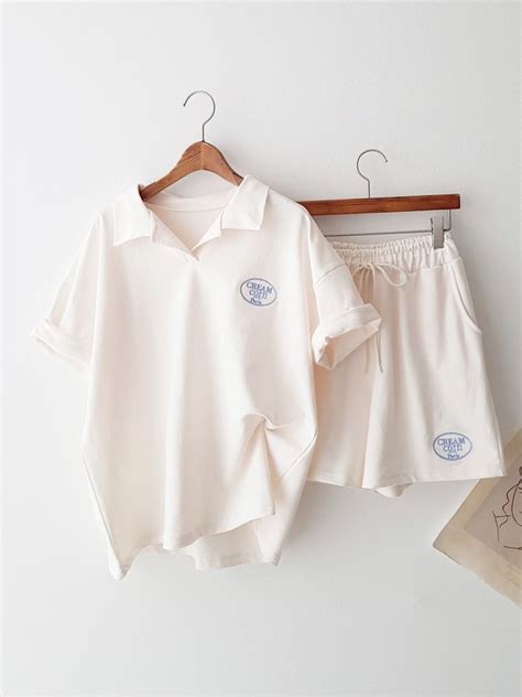 리케마켓 귀여워 Cream Set 자수 포인트 트임 카라넥 반팔 티셔츠 밴딩 반바지 투피스 썸머 데일리 트레이닝복 세트