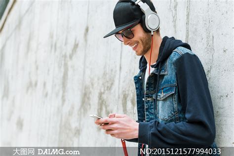 戴着耳机听音乐的男子摄影高清图片 大图网图片素材
