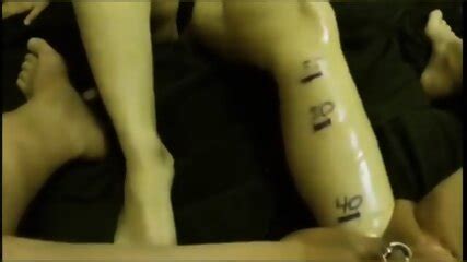 Naked Girl Footing A Naked Girl Ass Till Kney