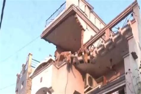 पाक ने जम्मू में अधिकारी के घर को बनाया निशाना हमले में Addc समेत 3 की मौत उमर अब्दुल्ला ने