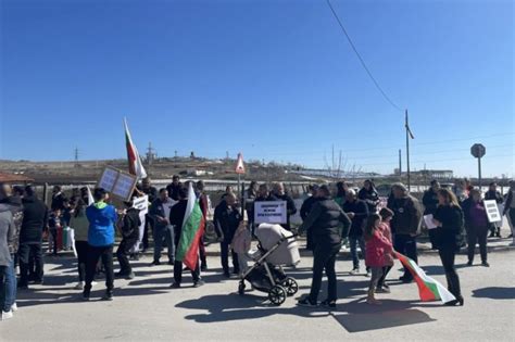 Жители на село Шишманци протестираха срещу разширяване на кариера за инертни материали