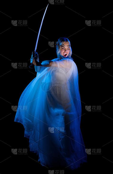 手持剑的精灵女孩